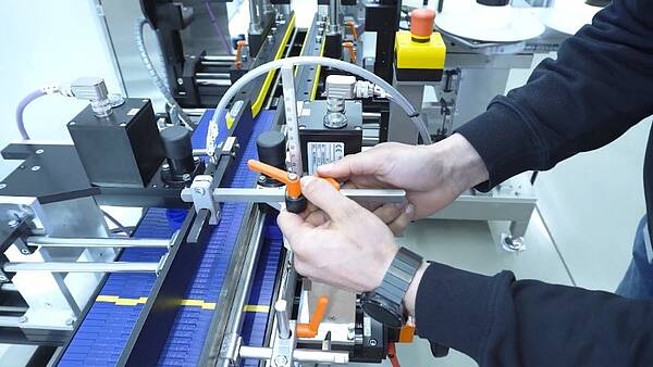 Labeling with TQS: Printing and applying labels | Wipotec